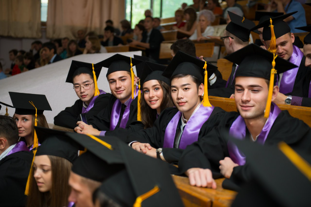 Unraveling The Differences: Bachelor's Degree Graduation Hood Vs. Asso ...